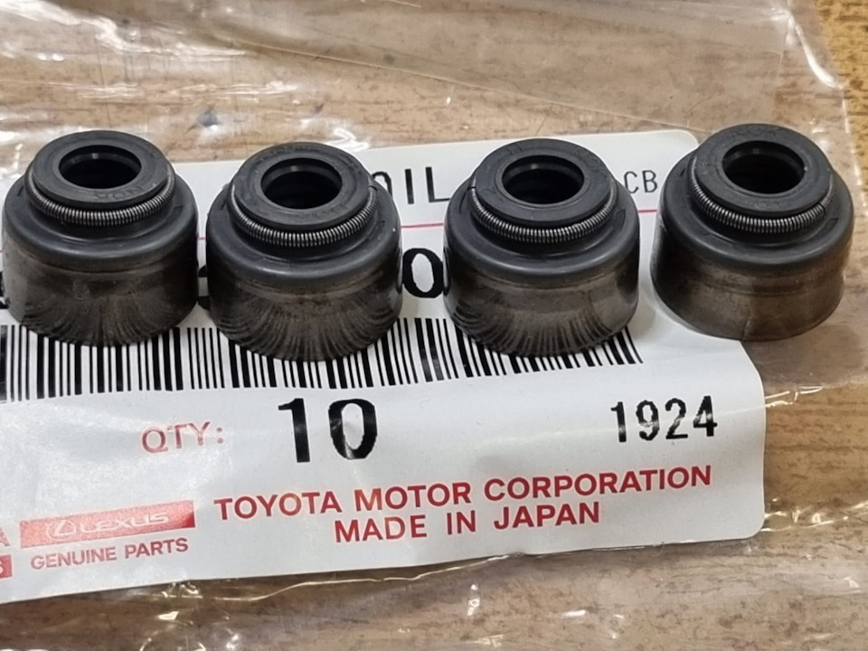 Колпачек маслосъемный впуск Toyota 90913-02090 на Toyota Altezza ...