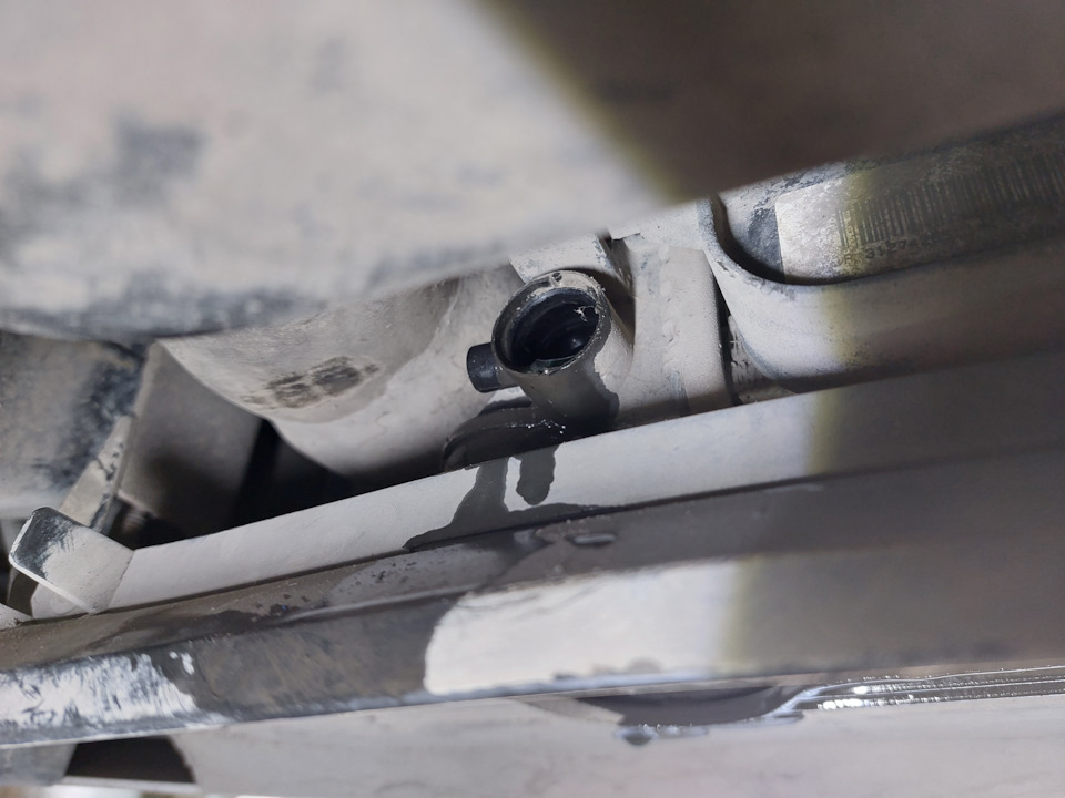 Замена шланга 31439473 на маслоохладителе Вольво ХС70 III D5 — Volvo ...