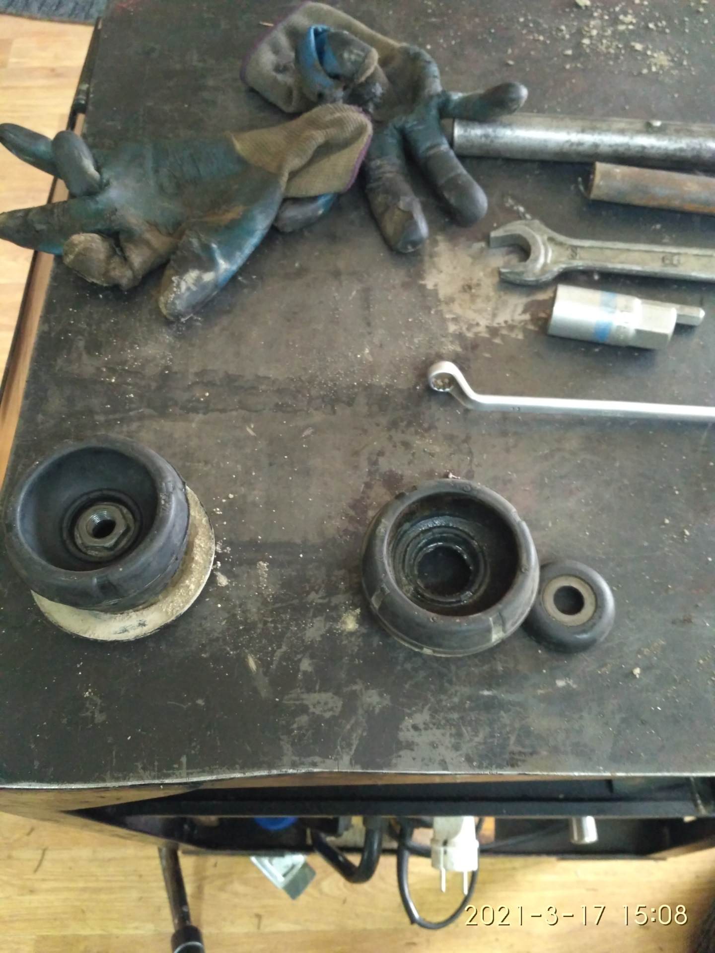 Замена опорных подшипников и опоры амортизатора — Volkswagen Polo Sedan ...