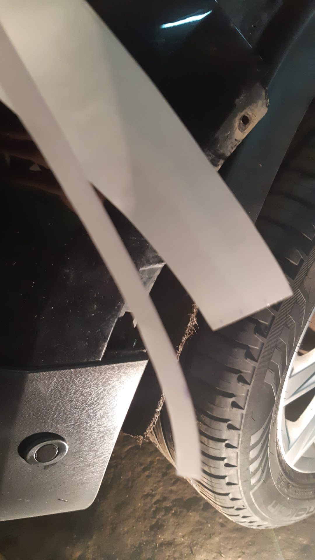 Проклеил стыки бампера и крыла — Volkswagen Tiguan (1G), 2 л, 2014 года ...