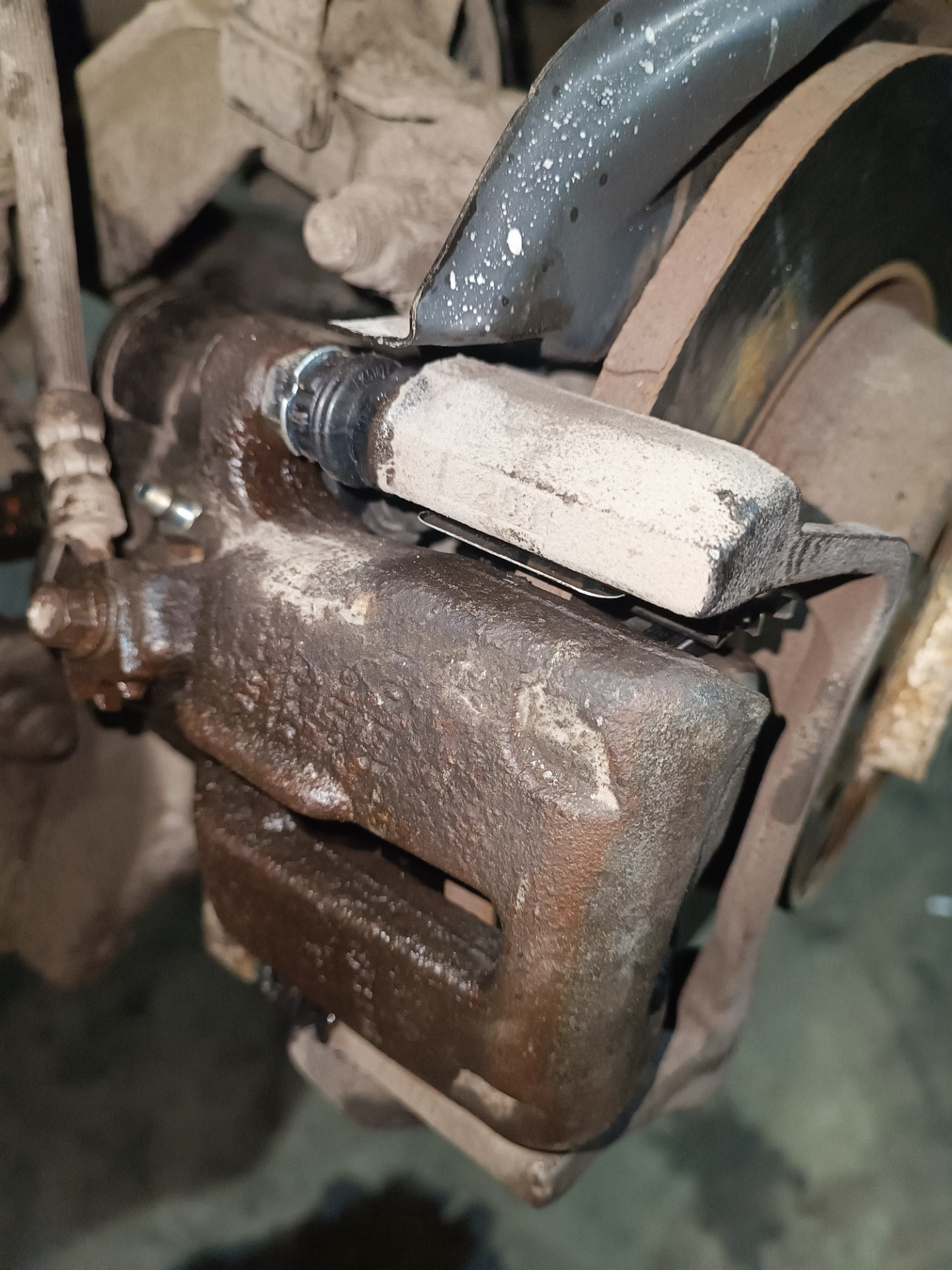 Замена Ремкомплекта тормозных супортов — Volkswagen Passat B7, 1,4 л ...