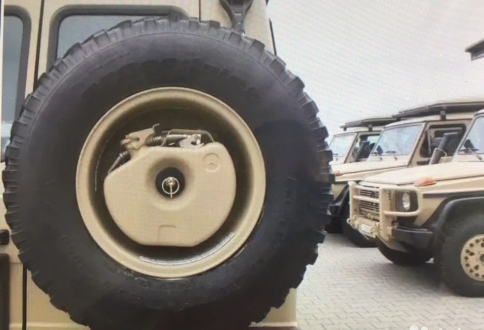 Канистра в запаску — Mercedes-Benz G-Class (W460/W461), 2,5 л, 1993 ...