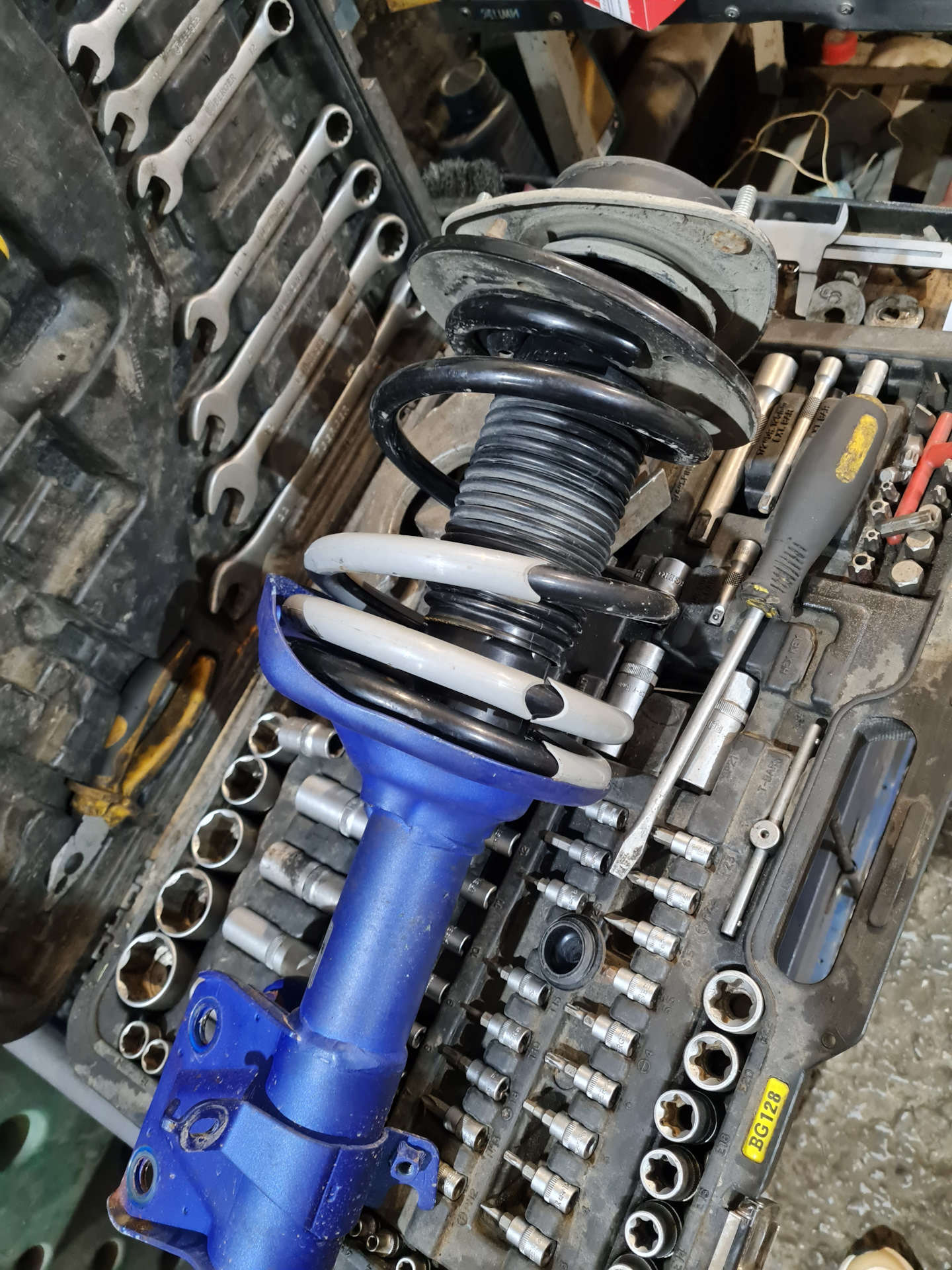 17. Замена стоек и амортизаторов. KYB New SR MC — Subaru Levorg (VM), 2 ...