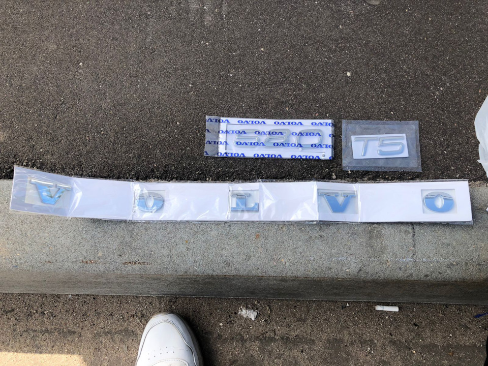 Новые эмблемы на багажник — Volvo S80 (2G), 2,5 л, 2013 года ...