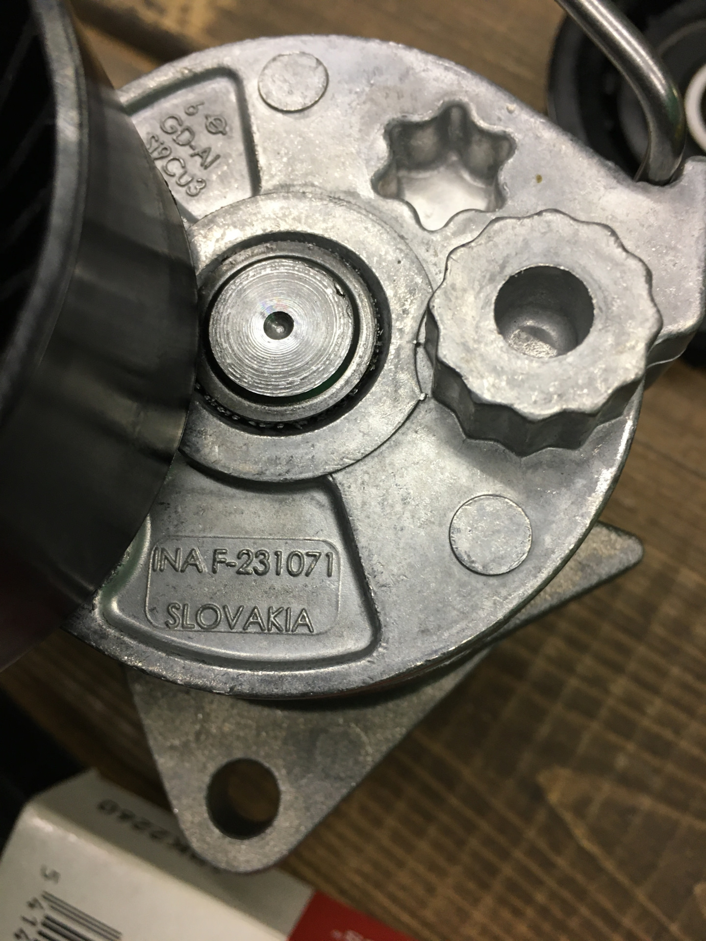 Замена роликов и натяжителя приводного ремня. — Mercedes-Benz Viano ...