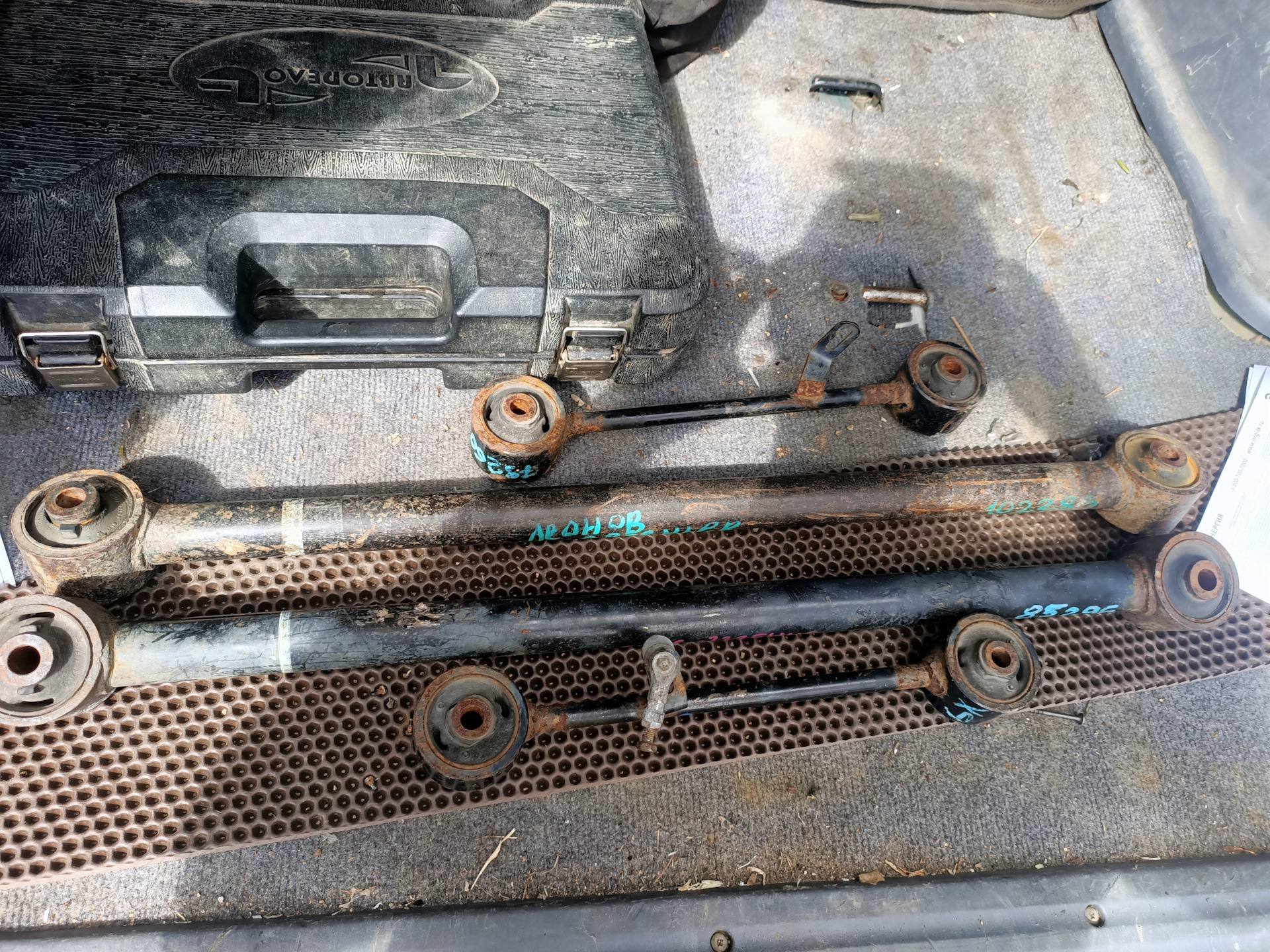 25. Задние нижние рычаги от TLC 100, задние верхние рычаги от TLC Prado ...