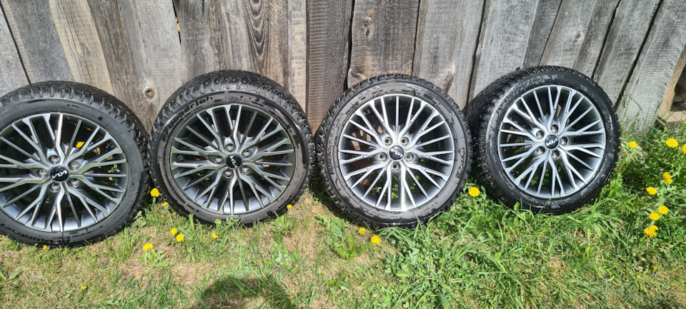 Шины зимние шипованные BFGoodrich 245/45 R17, литые диски Киа 7Jx17 ...