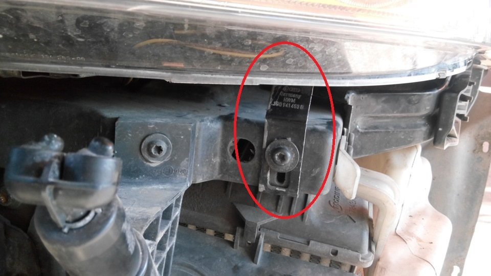 Кронштейн регулировки положения фар — Volkswagen Passat B5, 1,8 л, 2004 ...