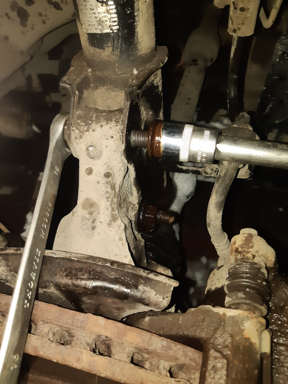 Передний амортизатор Orlando. Замена. — Chevrolet Orlando (1G), 1,8 л ...