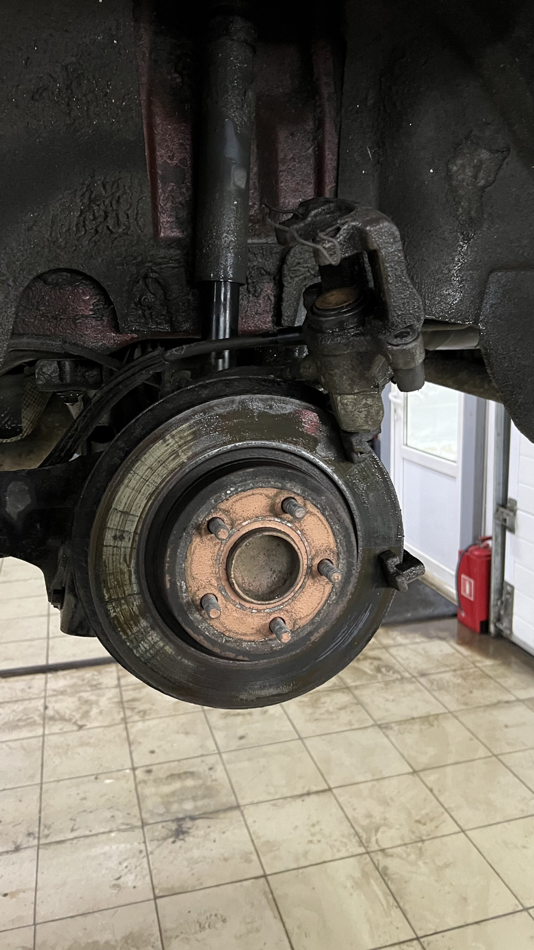 Выработка скобы заднего тормозного суппорта — Volvo S40 (2G), 1,6 л ...