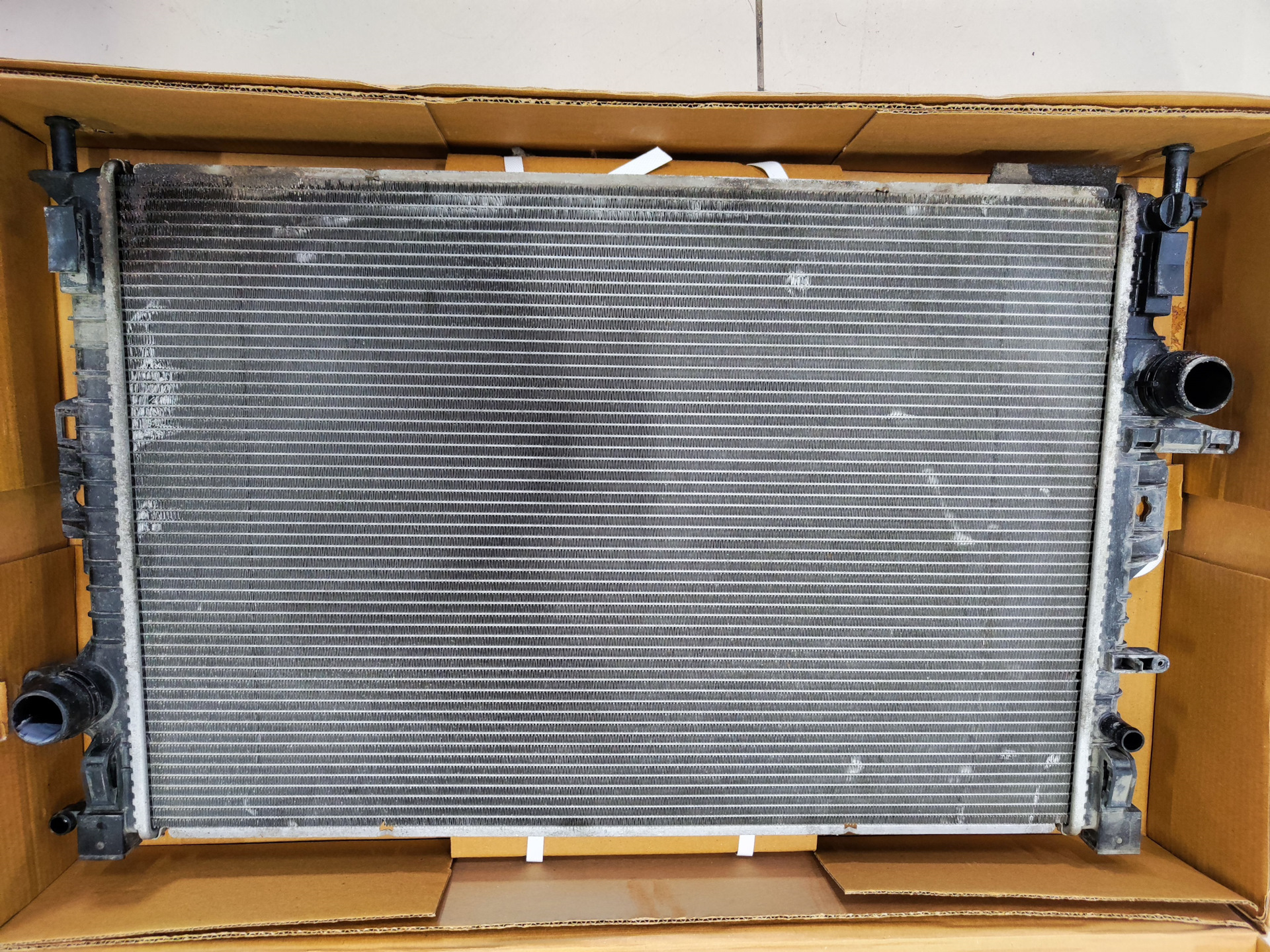 Замена радиатора охлаждения — Volvo XC70 III, 2,4 л, 2012 года | визит ...