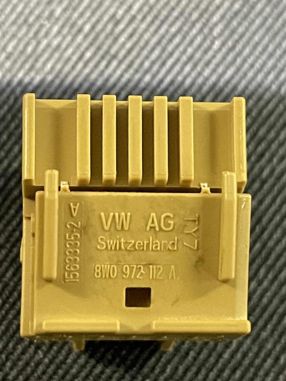 8W0972112A Корпус плоского разъёма с фиксатором кон VAG | Запчасти на ...