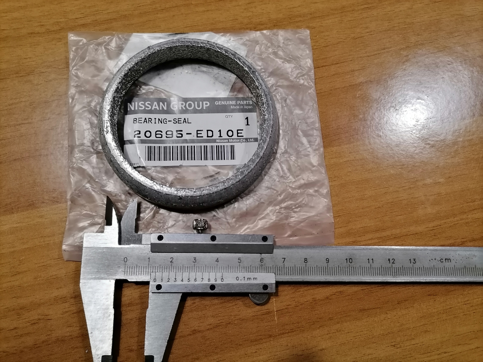 Сравнение выхлопной прокладки Nissan 20695-ED10E vs QUATTRO FRENI ...