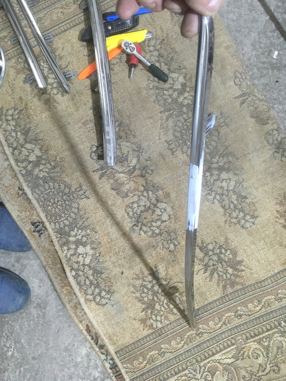 Новая решетка бампера, отремонтировал молдинг и затянул винилом все ...