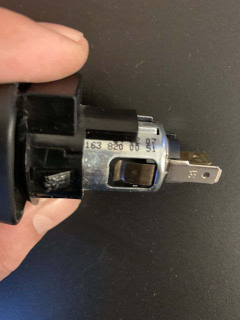 A1638200051 Гнездо для штекера Mercedes | Запчасти на DRIVE2