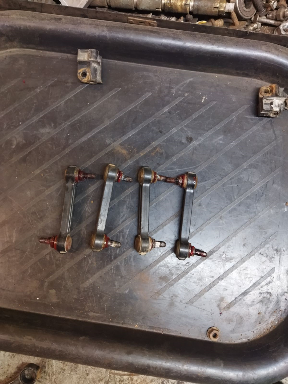 Замена задних пневмостоек, обслуживание тяг и немного по подвеске ...