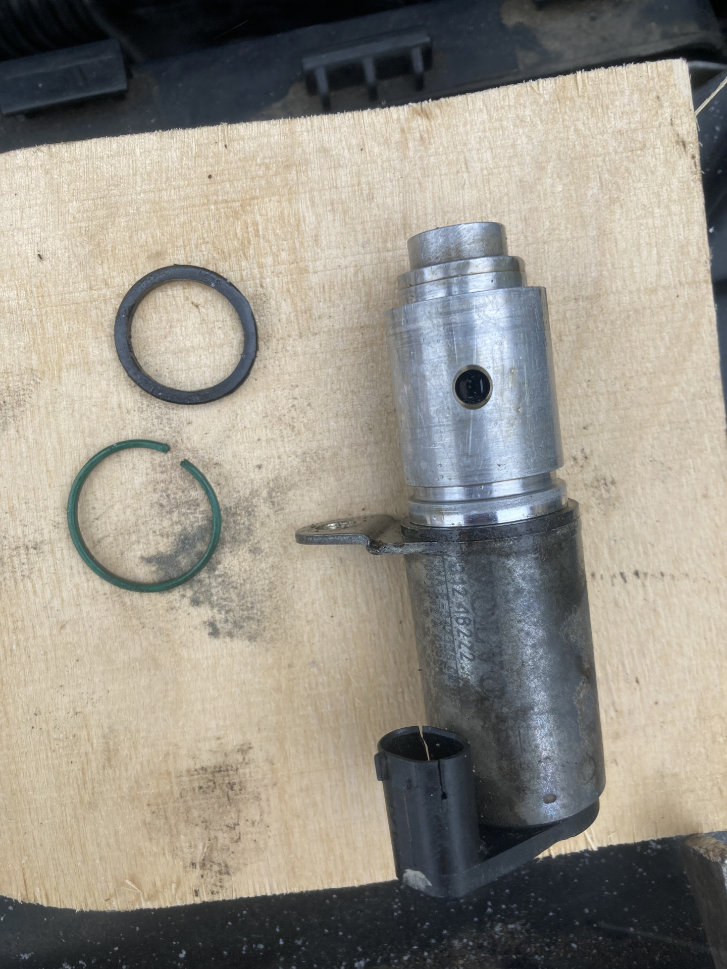 Замена клапана регулятора фаз. — Volvo S80 (2G), 2,5 л, 2007 года ...