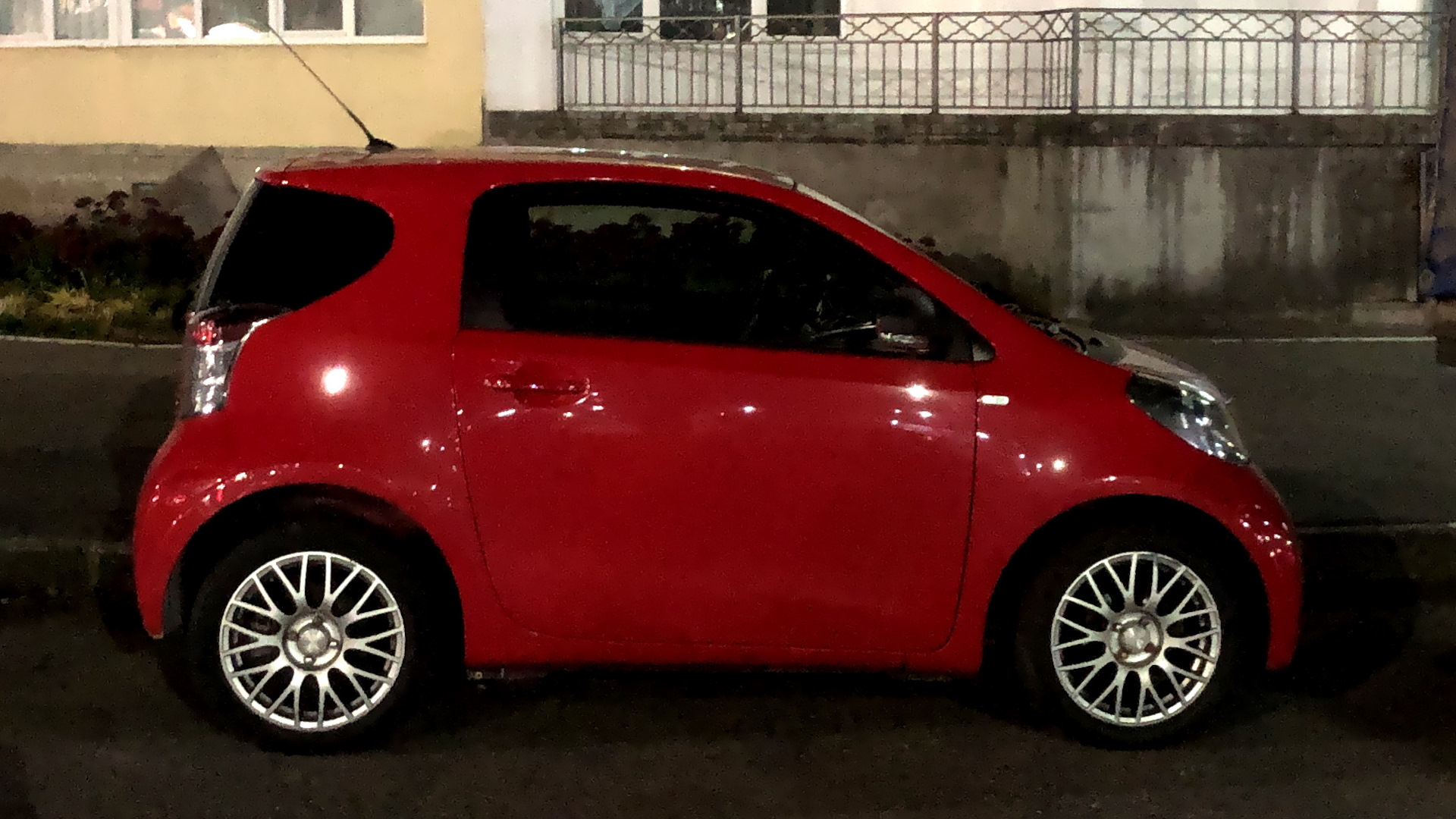 Toyota iQ 1.0 бензиновый 2009 | на DRIVE2