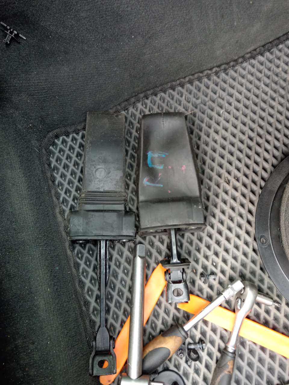 Замена ограничителя передней двери от Тигуана — Audi Q3 (1G), 2 л, 2015 ...