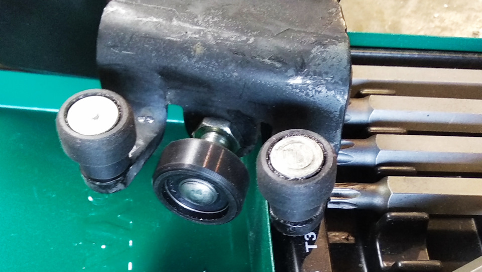 Замена роликов сдвижной двери. — Citroen Jumpy (2G), 2 л, 2015 года ...