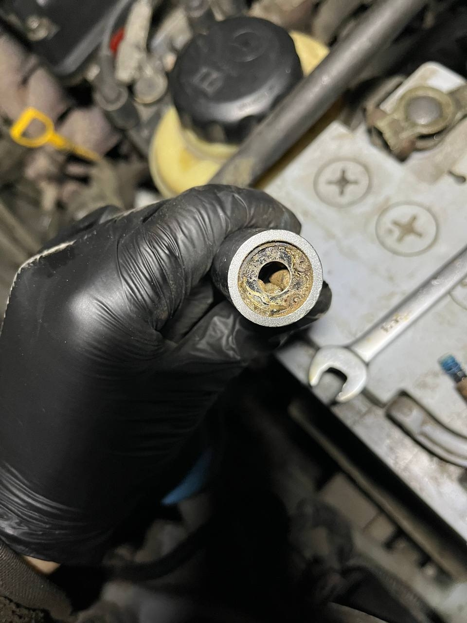 Быстросъемы на крышку двигателя — Chevrolet Lacetti 5D, 1,6 л, 2006 ...