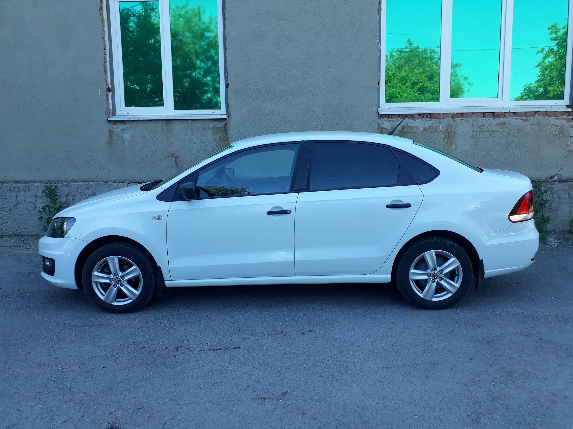 Тонировка — Volkswagen Polo Sedan, 1,6 л, 2015 года | тюнинг | DRIVE2