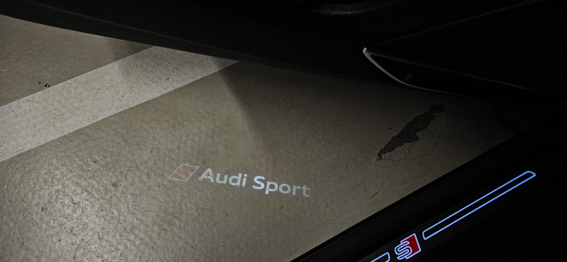 Оригинальные проекторы дверей — Audi Sport и Геккон — Audi Q3 (2G), 2 л ...