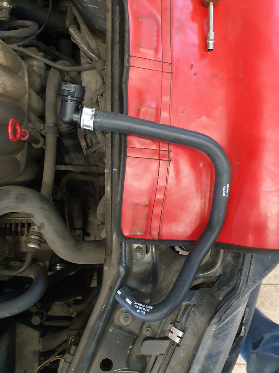 Замена патрубка отопителя — Volvo S80 (1G), 2,4 л, 2006 года | поломка ...