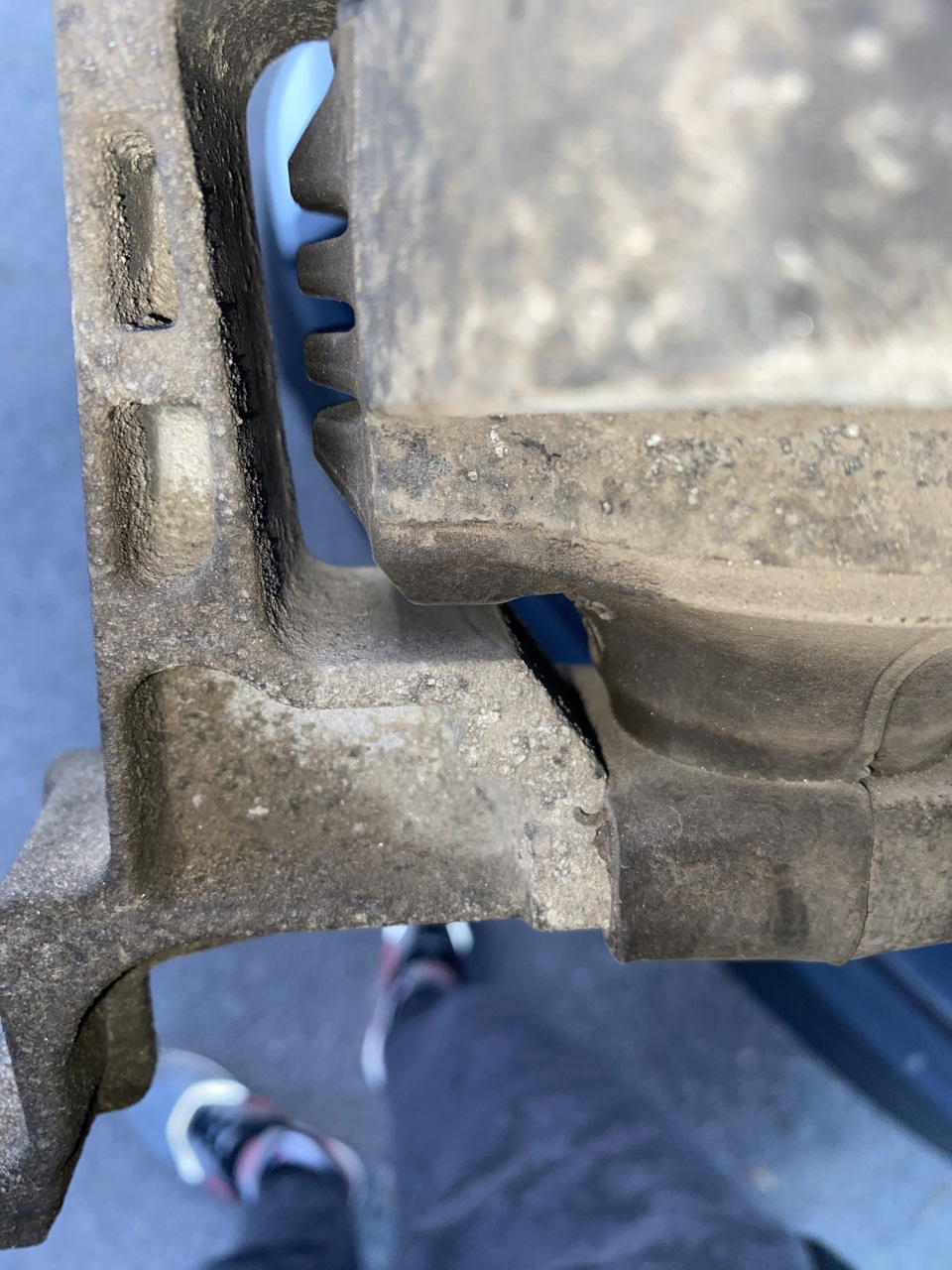 Замена правой гидроопоры (подушки) двигателя — Ford Focus Wagon III, 1 ...