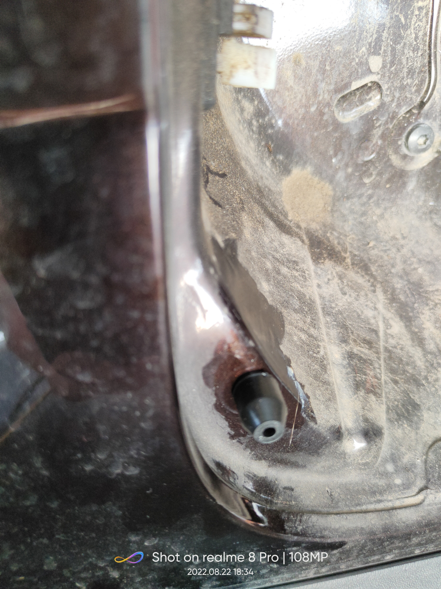 Сперли упор лючка бензобака — Renault Duster (1G), 2 л, 2018 года ...