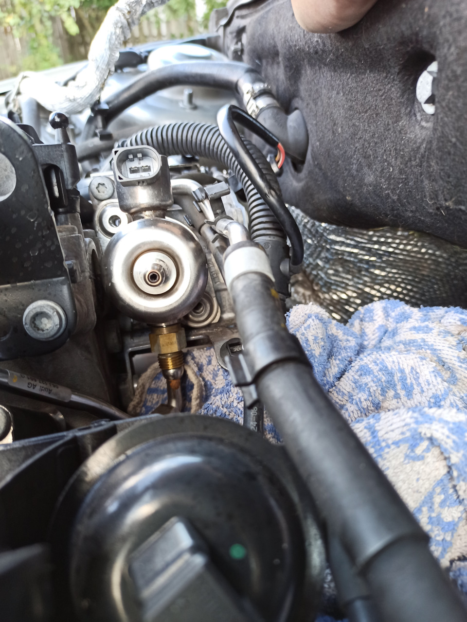 Штуцер вакуумного насоса (засопливил). — Audi A4 (B8), 1,8 л, 2008 года ...