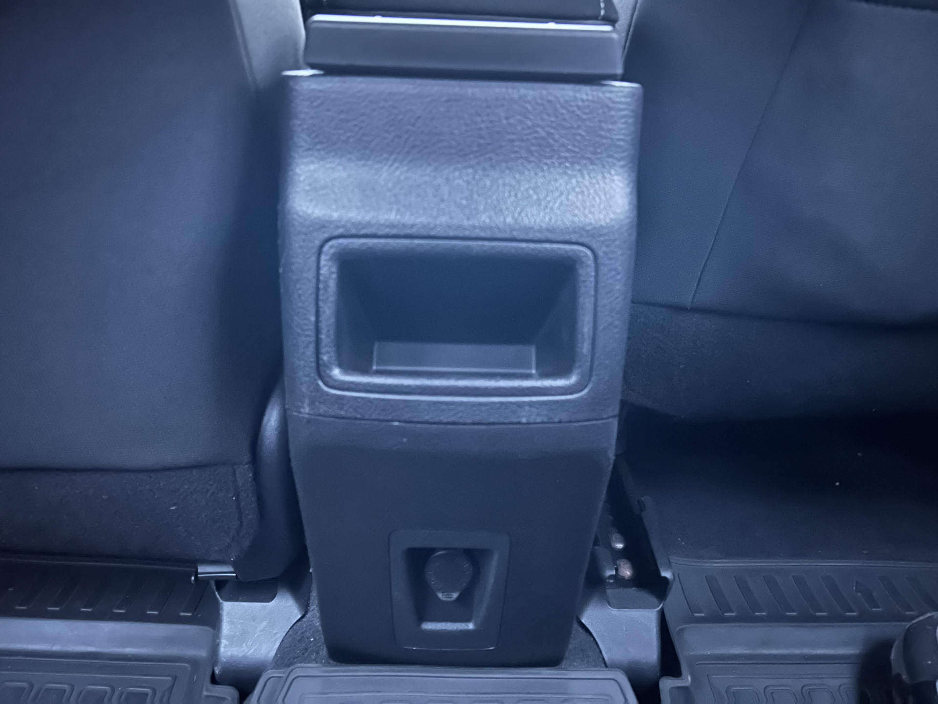 Розетка для задних пассажиров — Toyota Corolla (160), 1,3 л, 2014 года ...