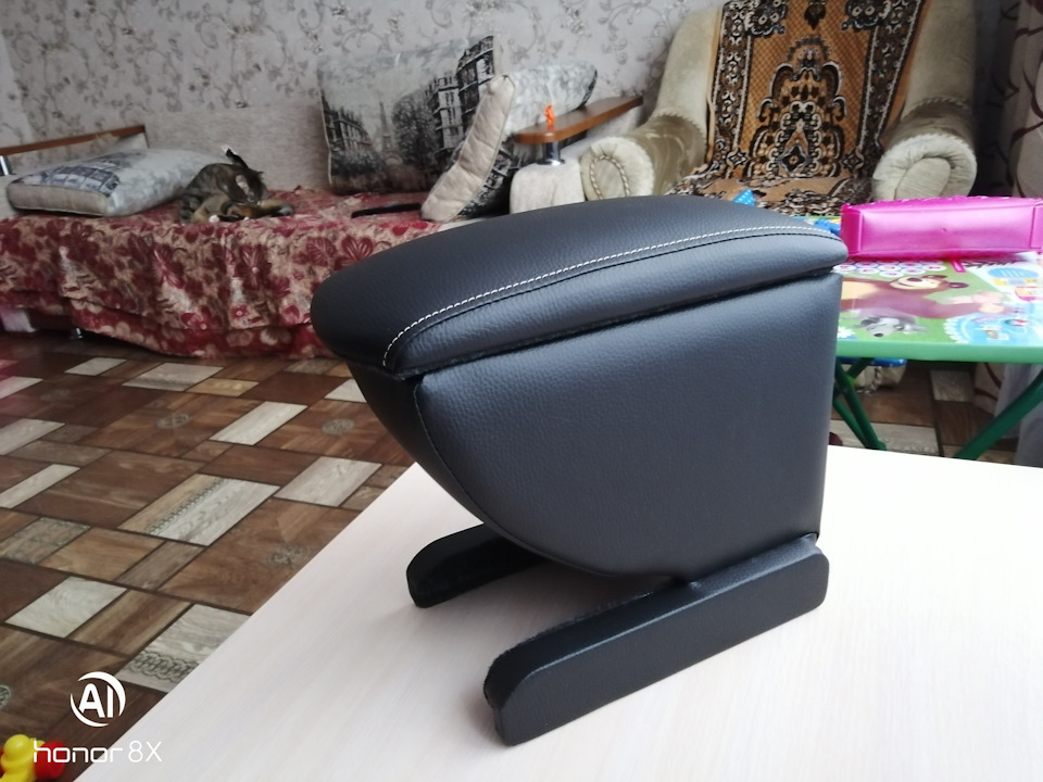 Подлокотник — Volkswagen Polo Sedan, 1,6 л, 2014 года | аксессуары | DRIVE2