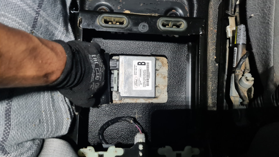 Где находится RCM модуль в FORD F-150 — Ford F-Series (11G), 5,4 л ...