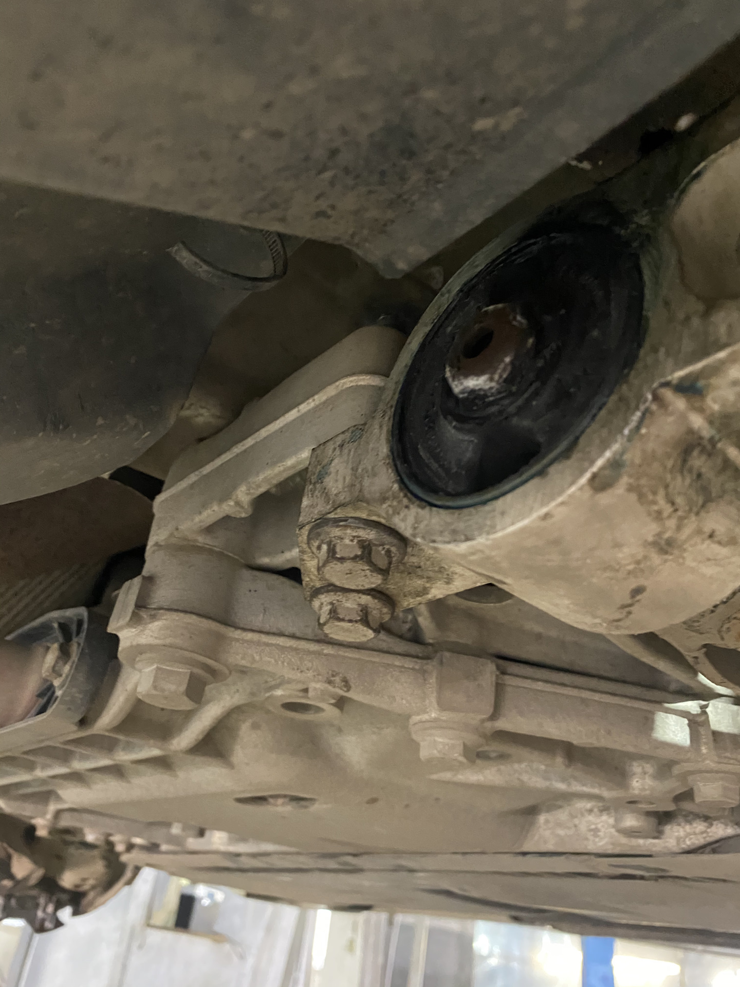 Замена передних и задних сайлентблоков передних рычагов — Volkswagen ...