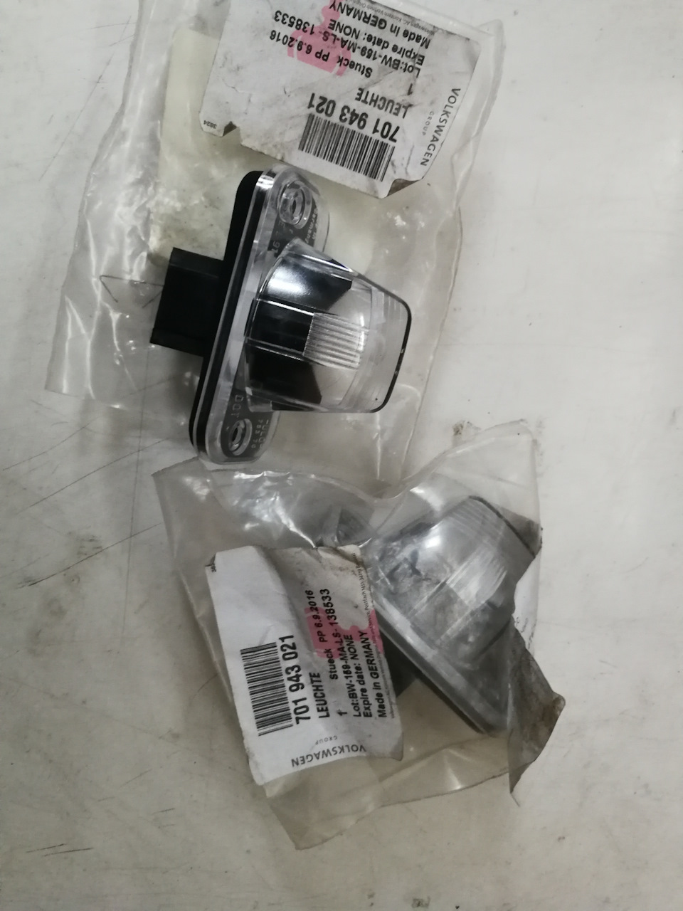 701943021 Фонарь освещения номерного знака / VW T4 VAG | Запчасти на DRIVE2