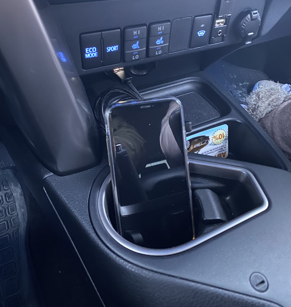 Беспроводная зарядка в подстаканник — Toyota RAV4 (IV), 2 л, 2018 года ...