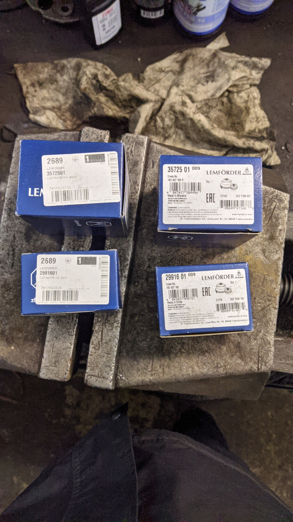 Сайлентблоки передних рычагов + тормозные колодки — Volkswagen Passat ...