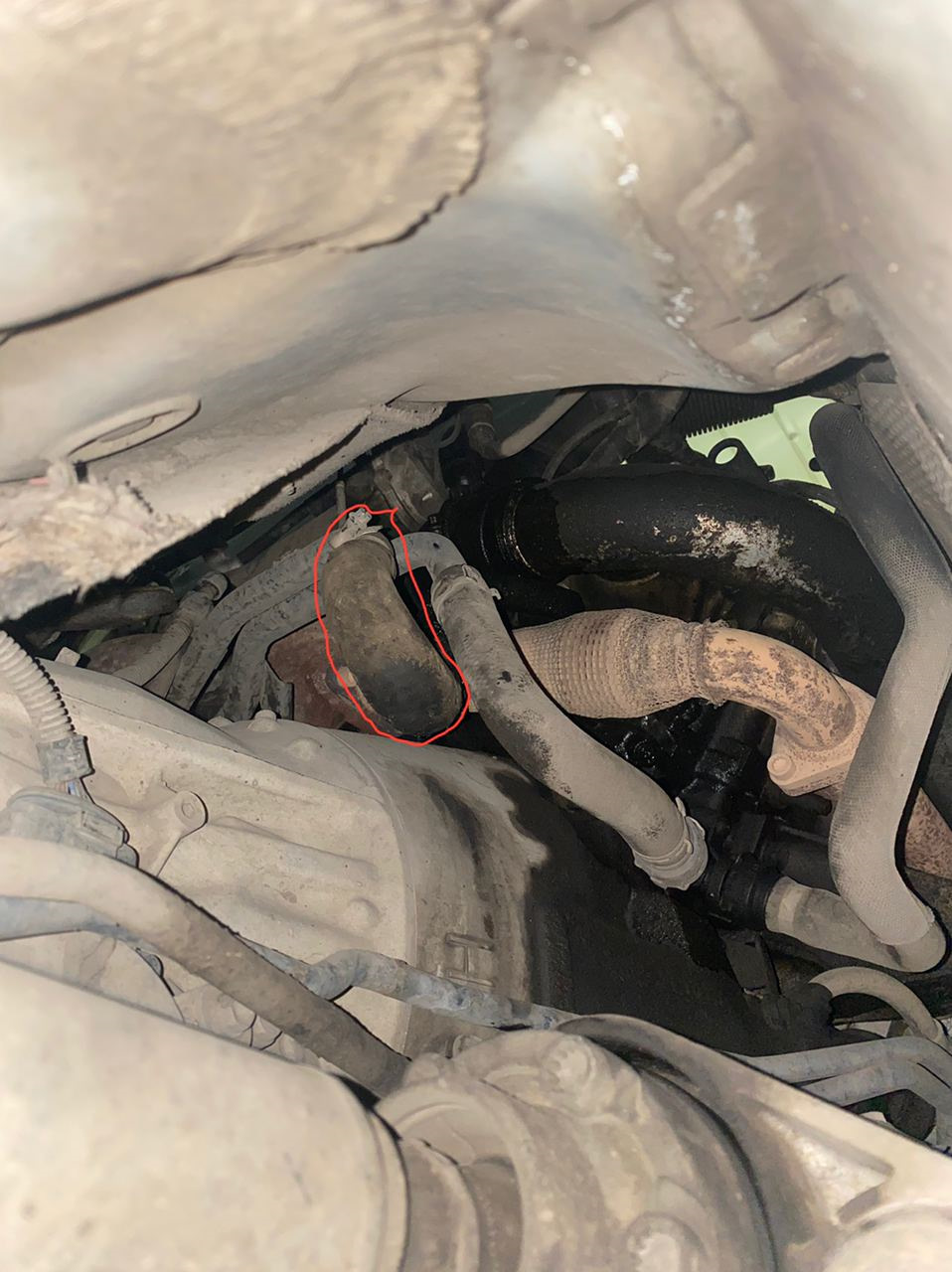 Ярык, патрубок поiк 🤣🤣🤣 — Volkswagen Touareg (1G), 3 л, 2007 года ...