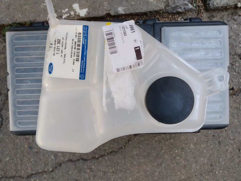 Замена расширительного бачка. — Ford Fiesta (Mk V), 1,4 л, 2007 года ...