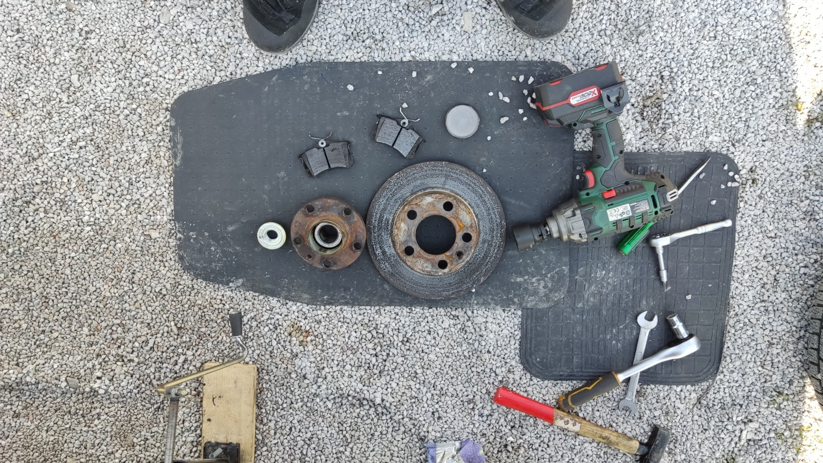 Rear bearings + discs+pads — Volkswagen Polo Hatchback Mk5, 1,6 л, 2011 ...