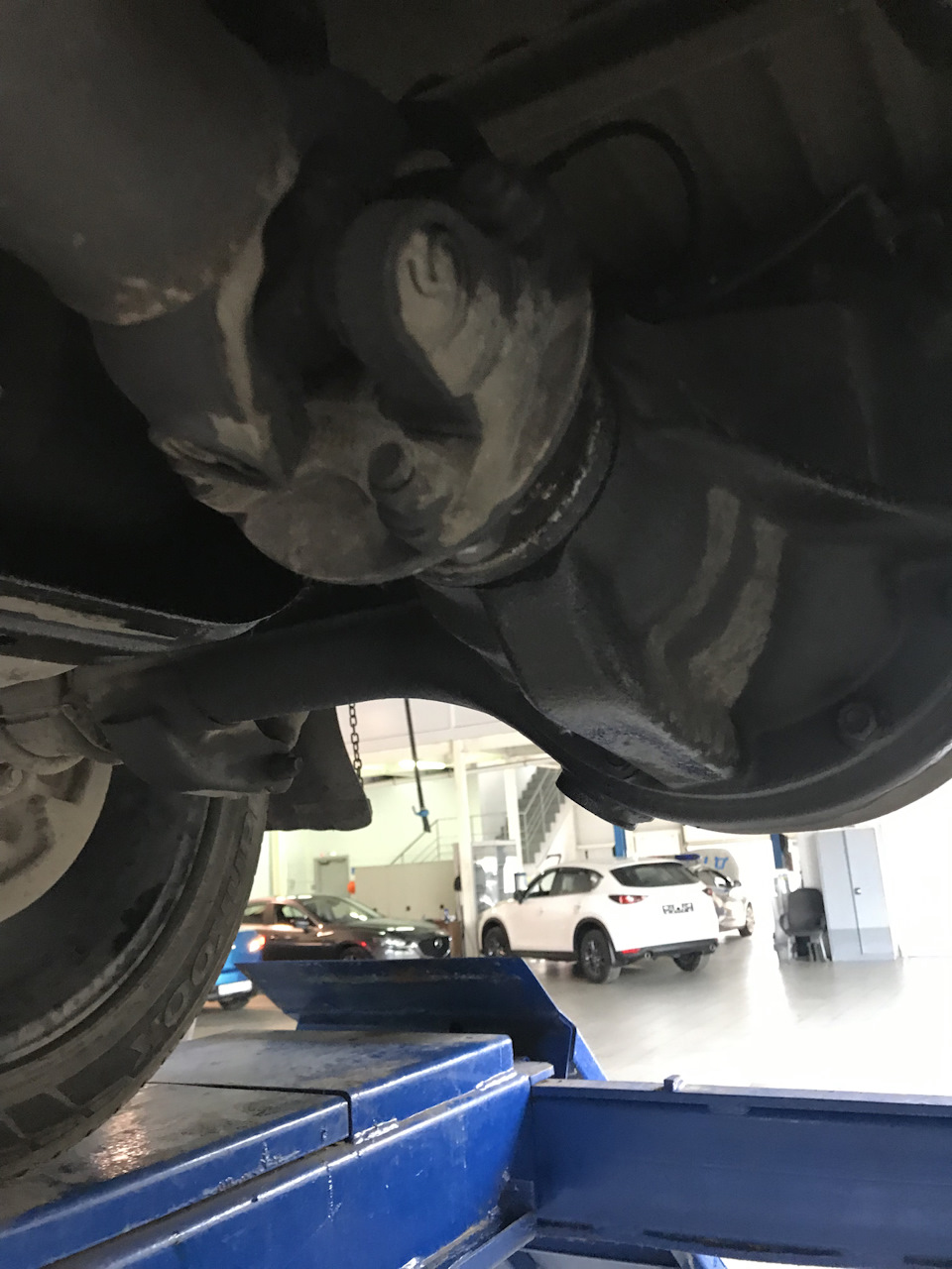 Сальник хвостовика заднего моста. — Mazda BT-50, 2,5 л, 2011 года ...