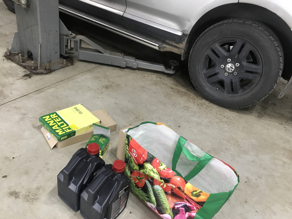 Замена масла, фильтров — Volkswagen Touareg (1G), 3 л, 2008 года ...