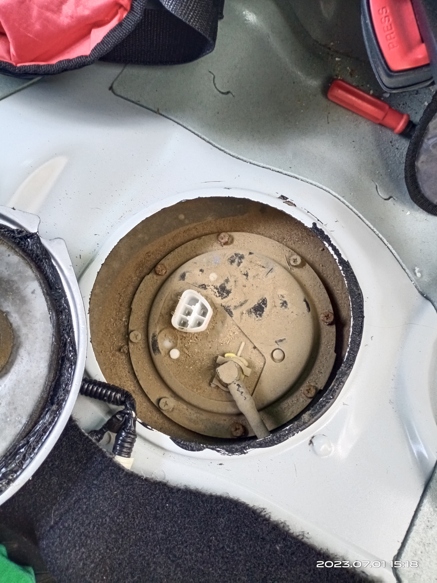 Замена топливного фильтра — Toyota Camry (XV50), 2 л, 2016 года ...