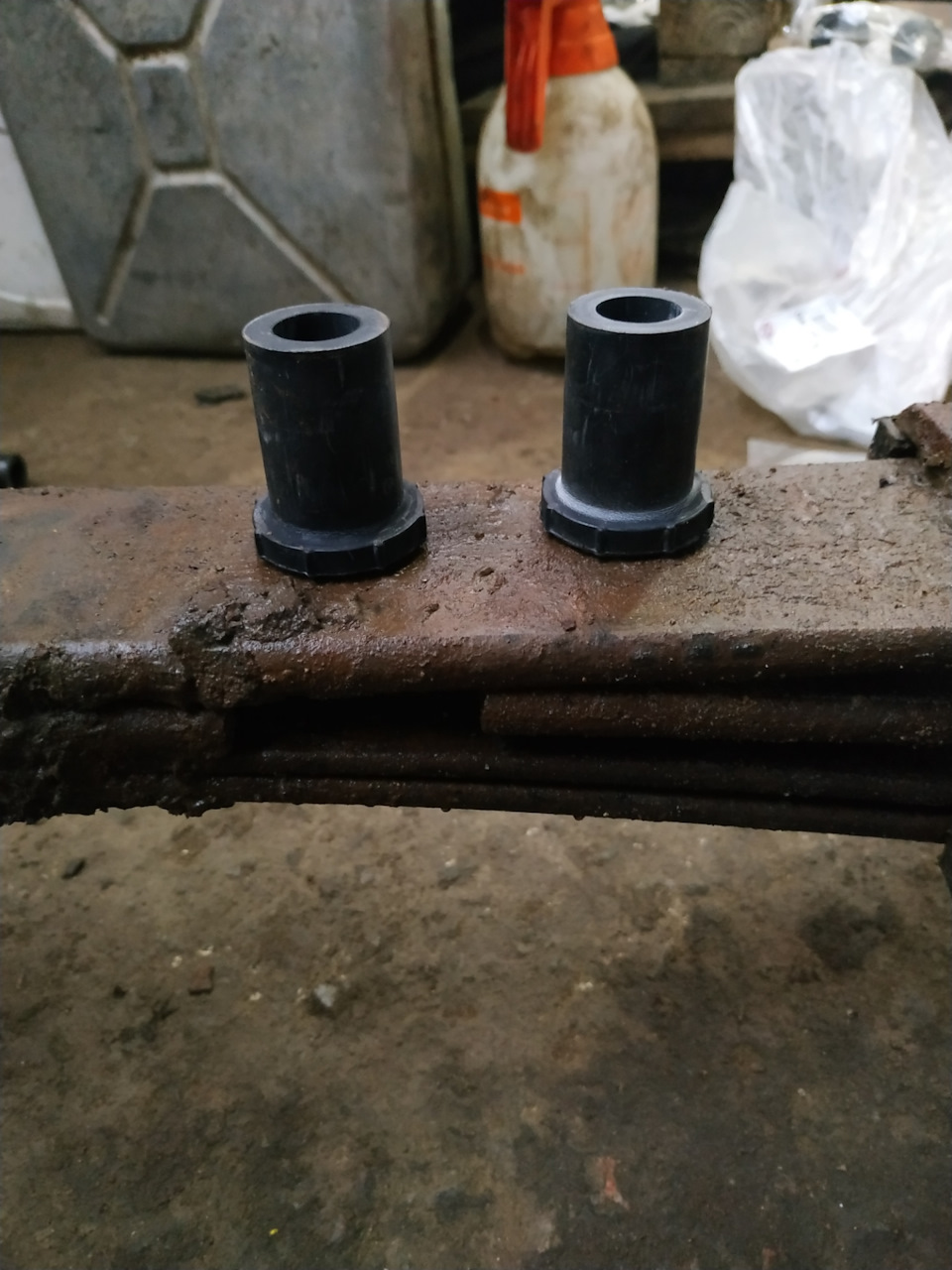 Лопнувший лист рессоры — Mitsubishi L200 (4G), 2,5 л, 2008 года ...