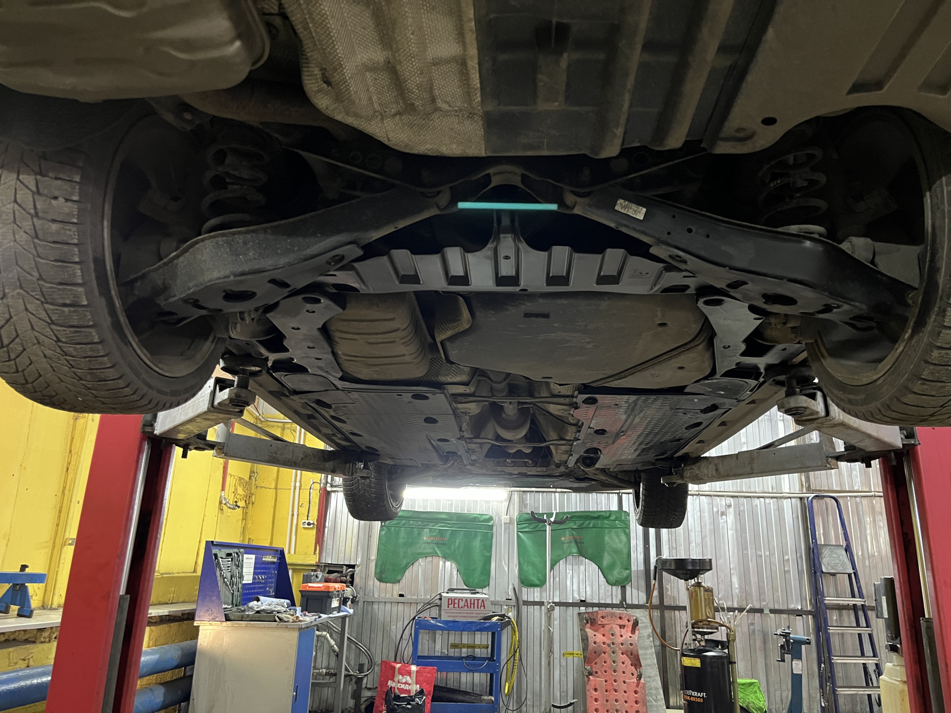 Замена локеров, защит днища, установка дополнительных защит подрамника ...