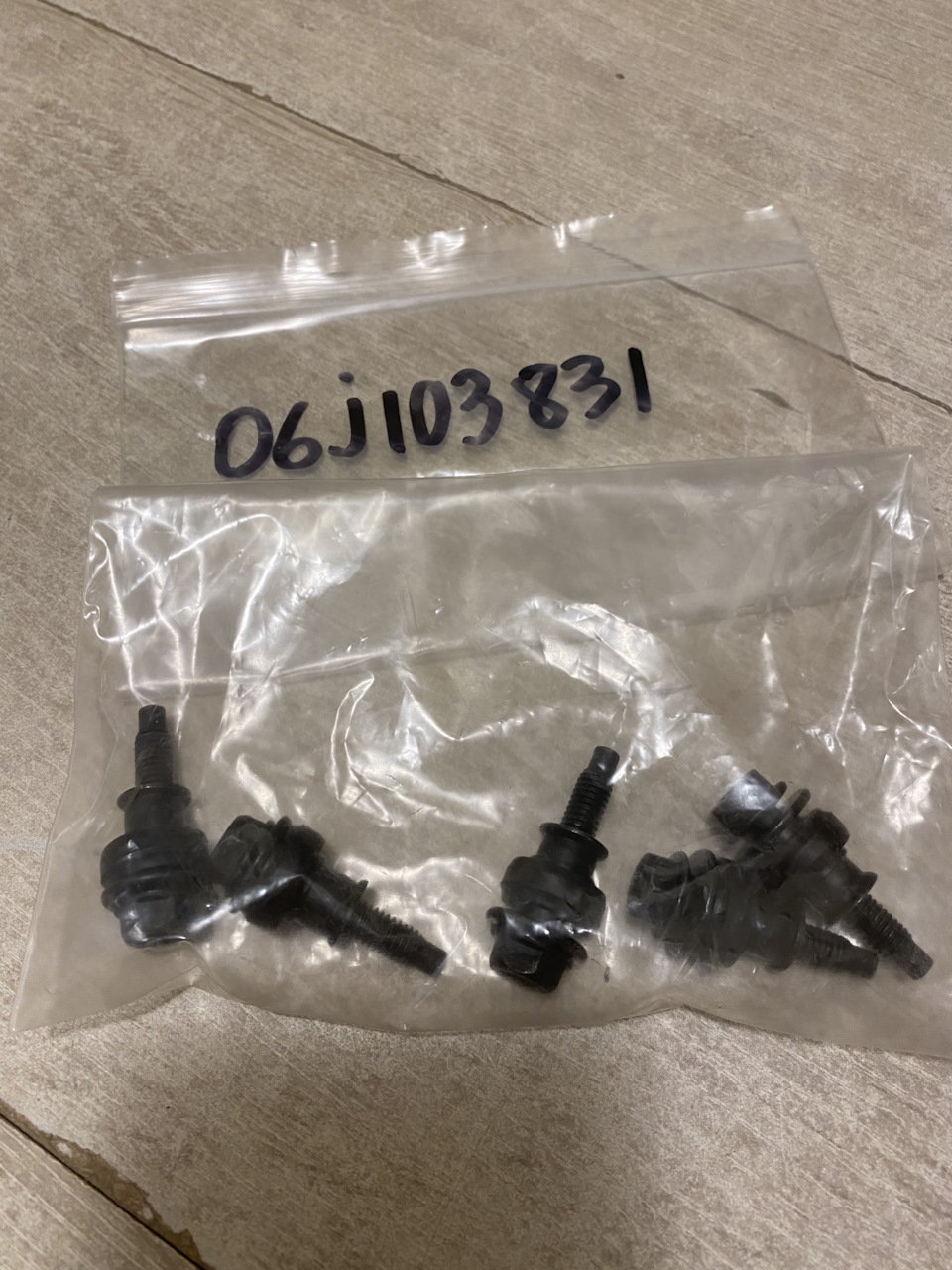 06J103831 Винт со скруг.цил.гол., внут- VAG | Запчасти на DRIVE2
