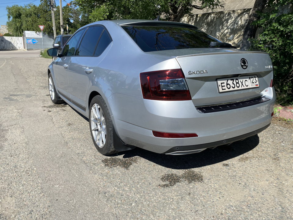 Затонировал задние фонари и отражатели — Skoda Octavia A7 Mk3, 1,8 л ...