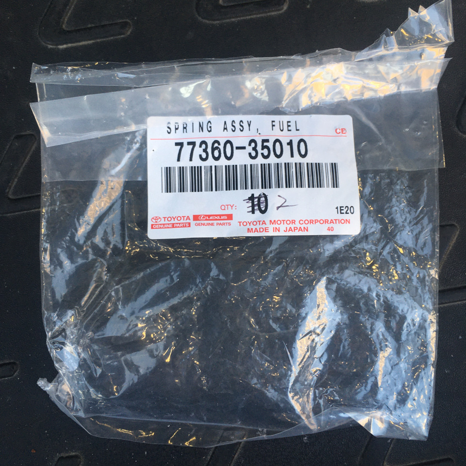 Замена пружинки лючка бензобака — Lexus RX (2G), 3 л, 2005 года ...