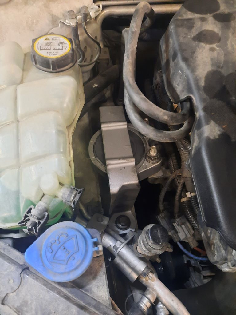 Замена подушки двигателя, странные номера — Volvo V40 Cross Country, 1 ...